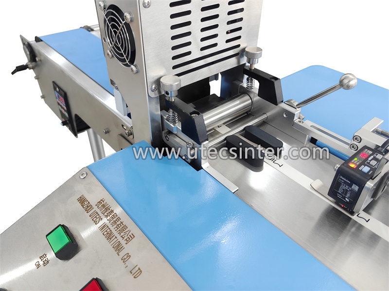 UGS2080A High Speed Ultrasonic Label Cutting Machine with Conveyor
